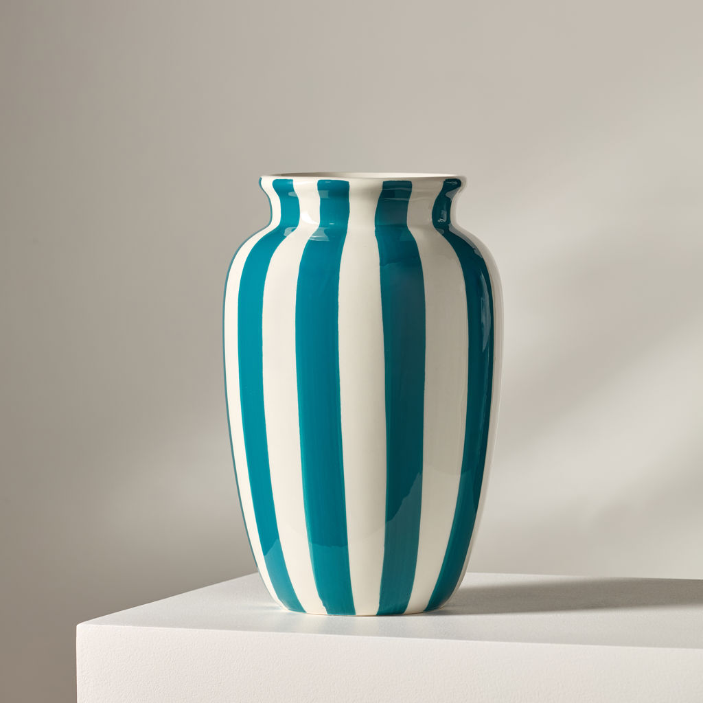 Vase en céramique à rayures Collection privée | Tanguay