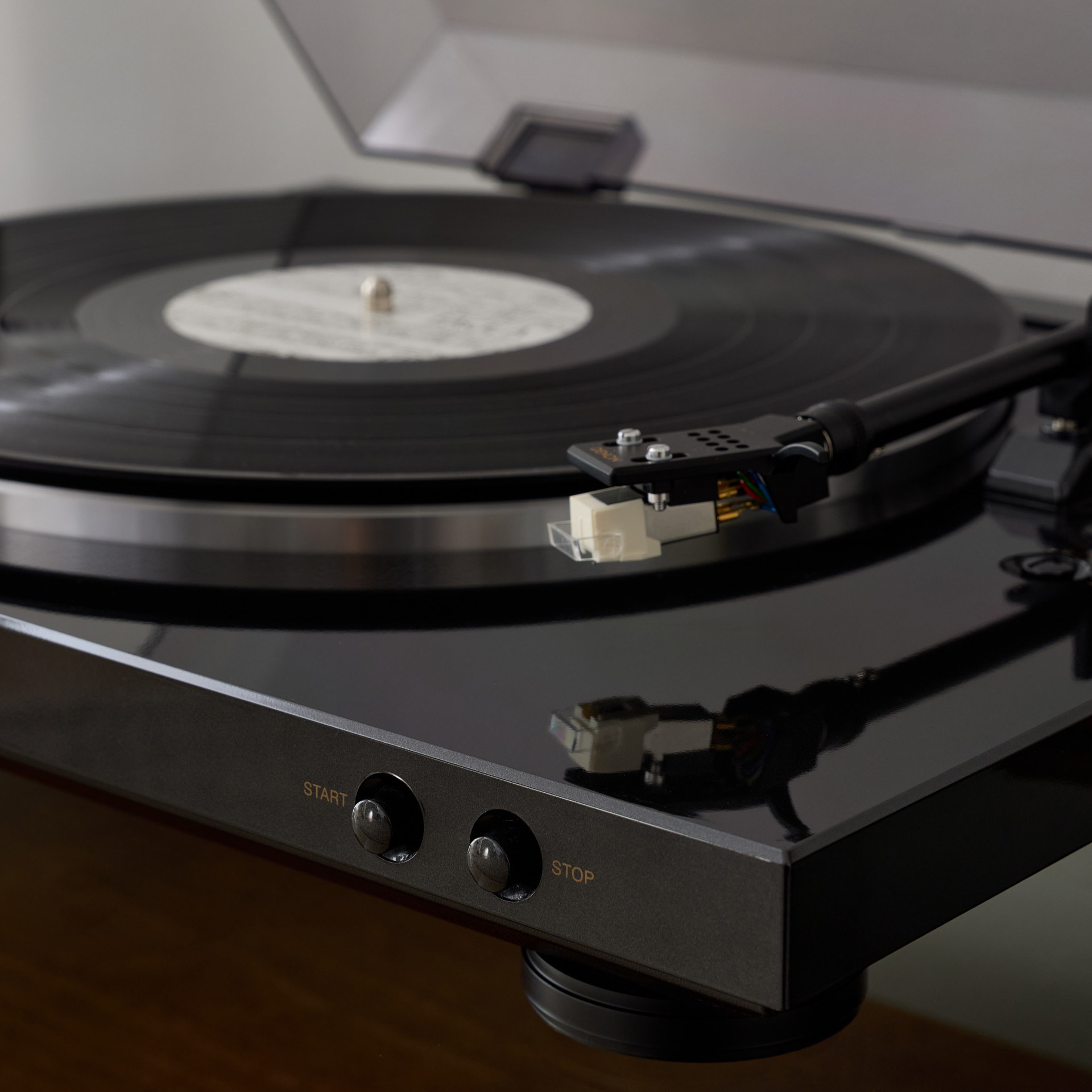 Table tournante avec pré-amplificateur RIAA Denon DP-300F | Tanguay