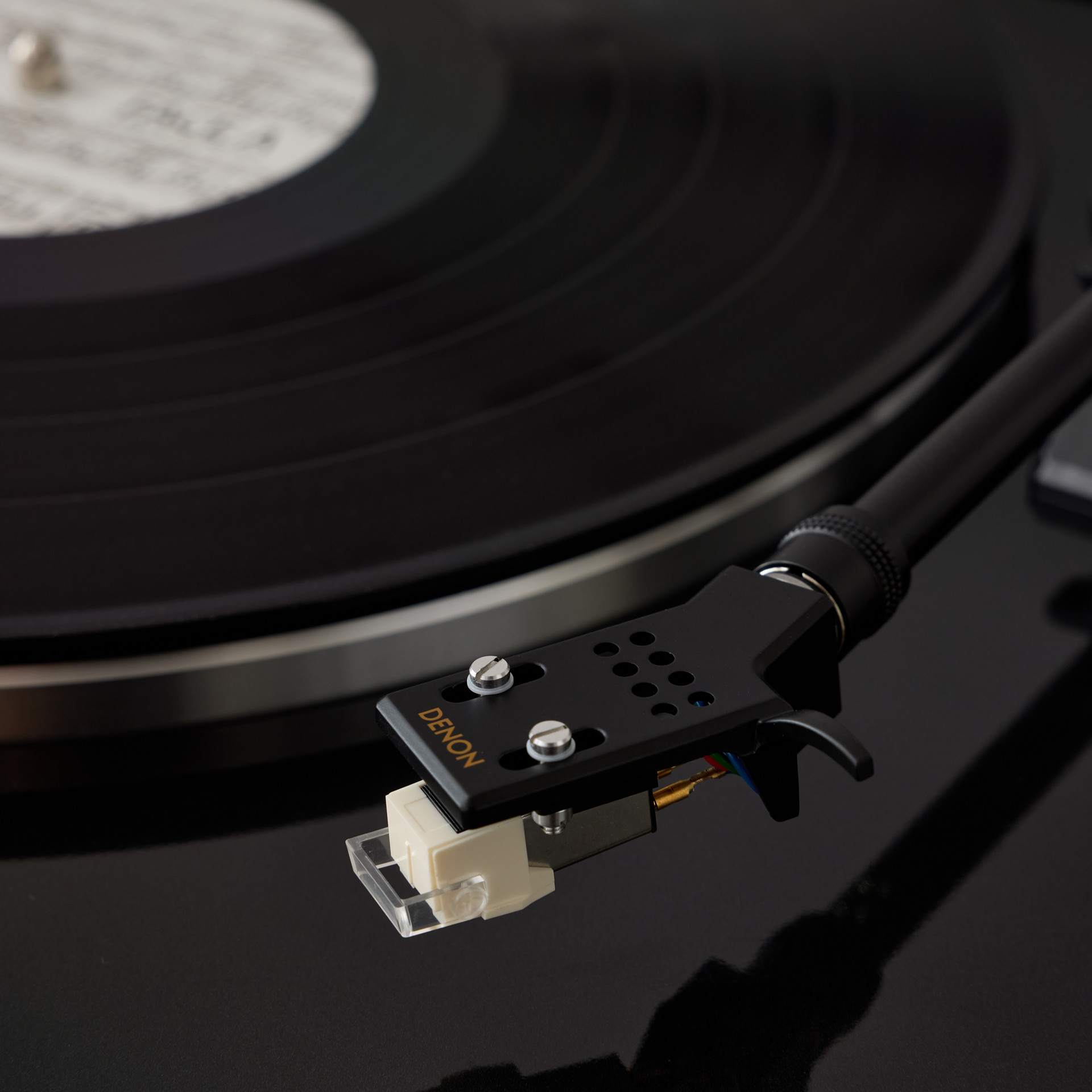 Table tournante avec pré-amplificateur RIAA Denon DP-300F | Tanguay