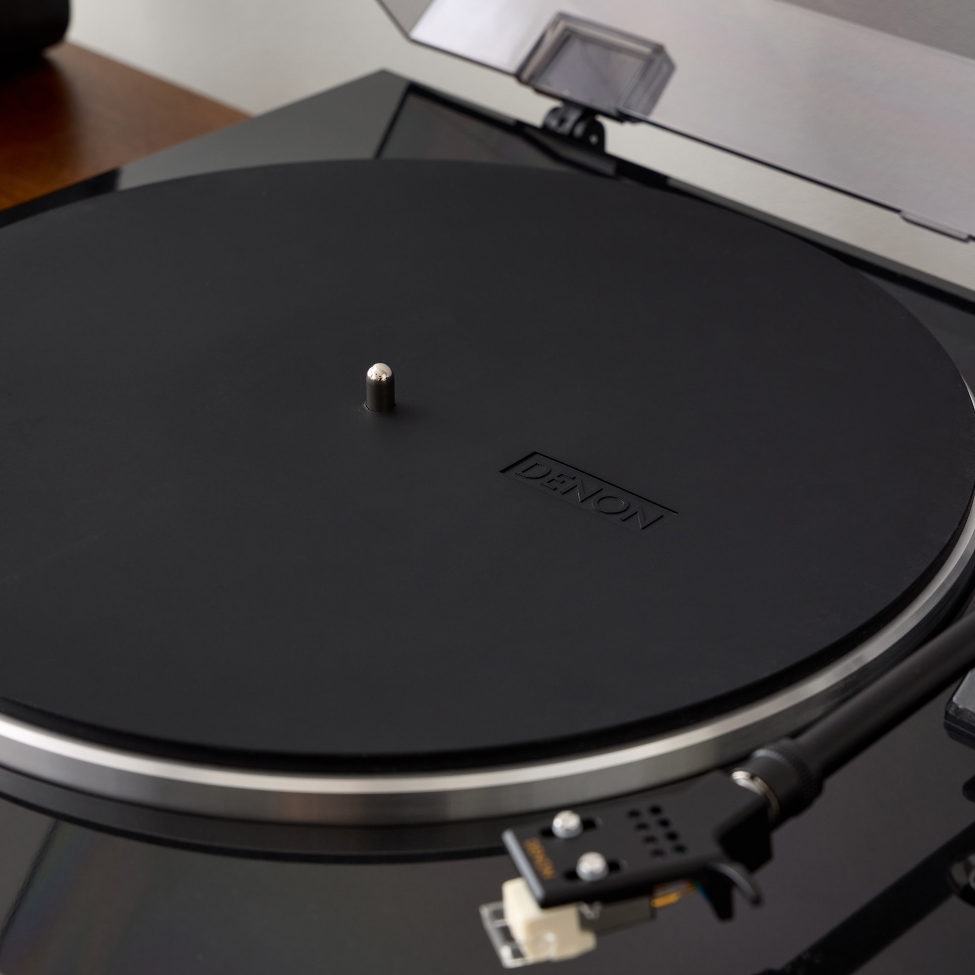 Table tournante avec pré-amplificateur RIAA Denon DP-300F | Tanguay