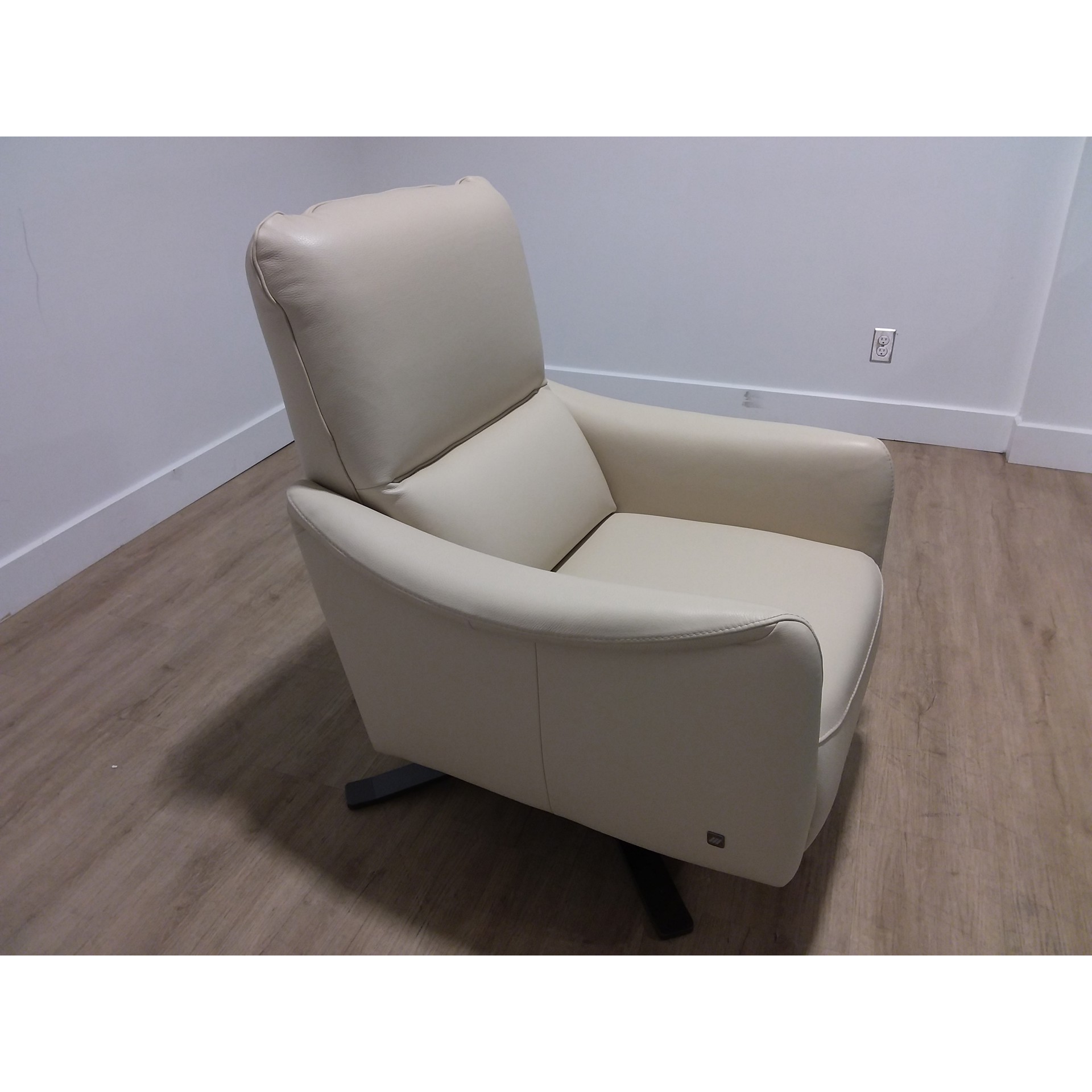 Fauteuil pivotant et inclinable en cuir - Légères imperfections ...