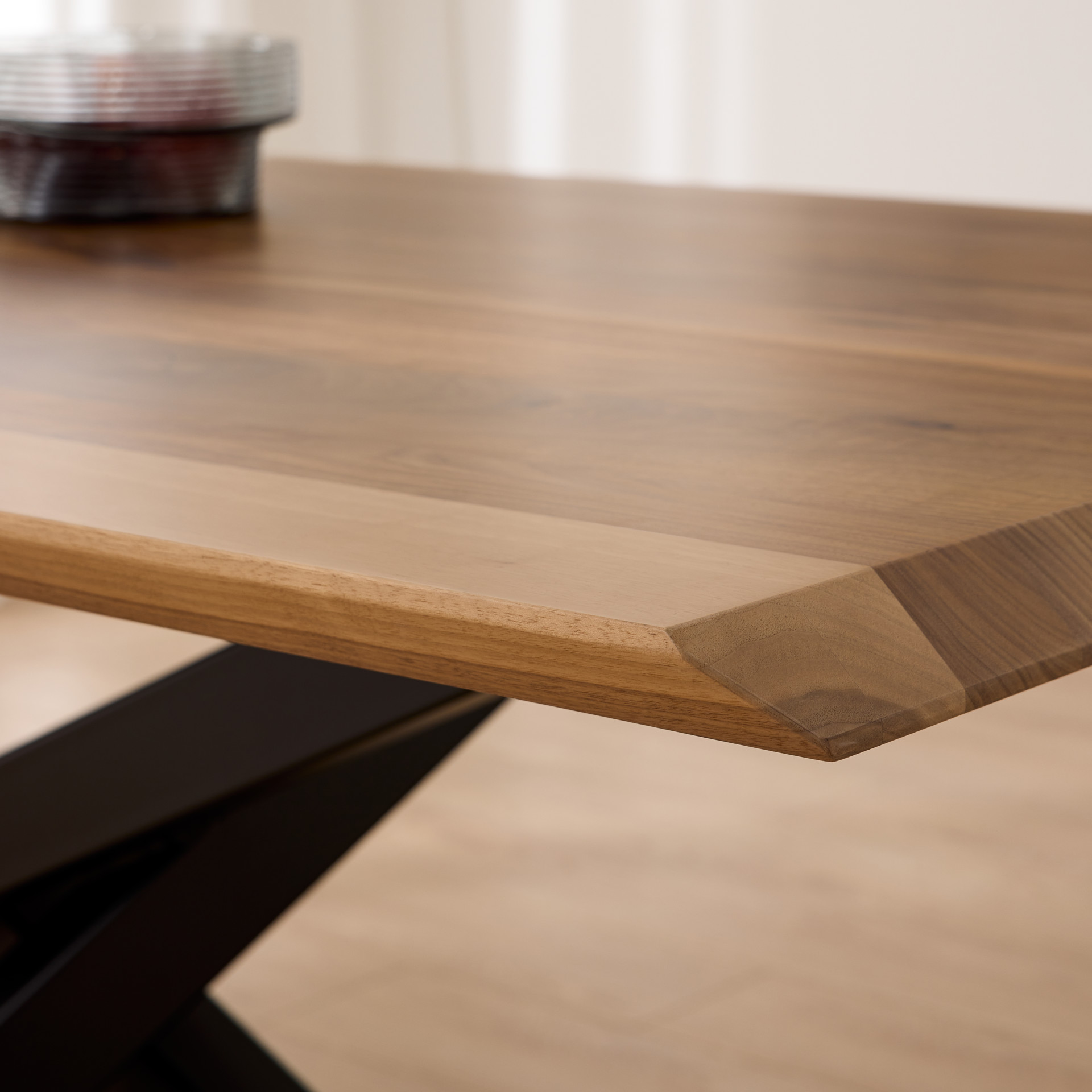 Table de salle à manger Lanea en noyer noir 82 po ELEVA BB82NN | Tanguay