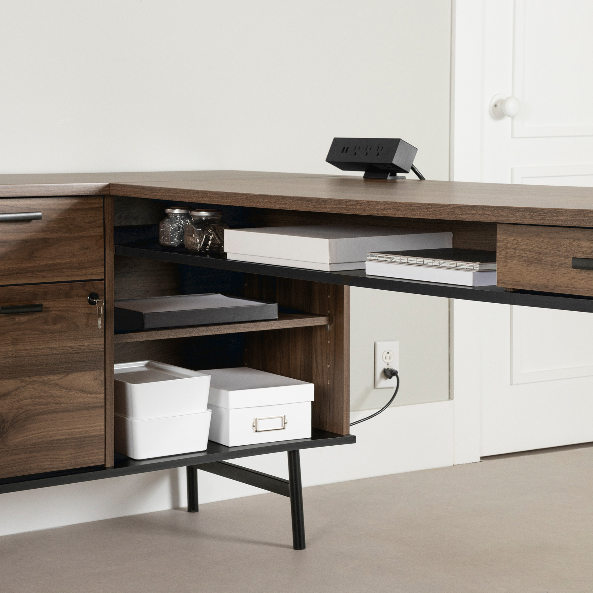 Bureau de travail en L avec prise intégrée - Edmon South Shore 14656 ...