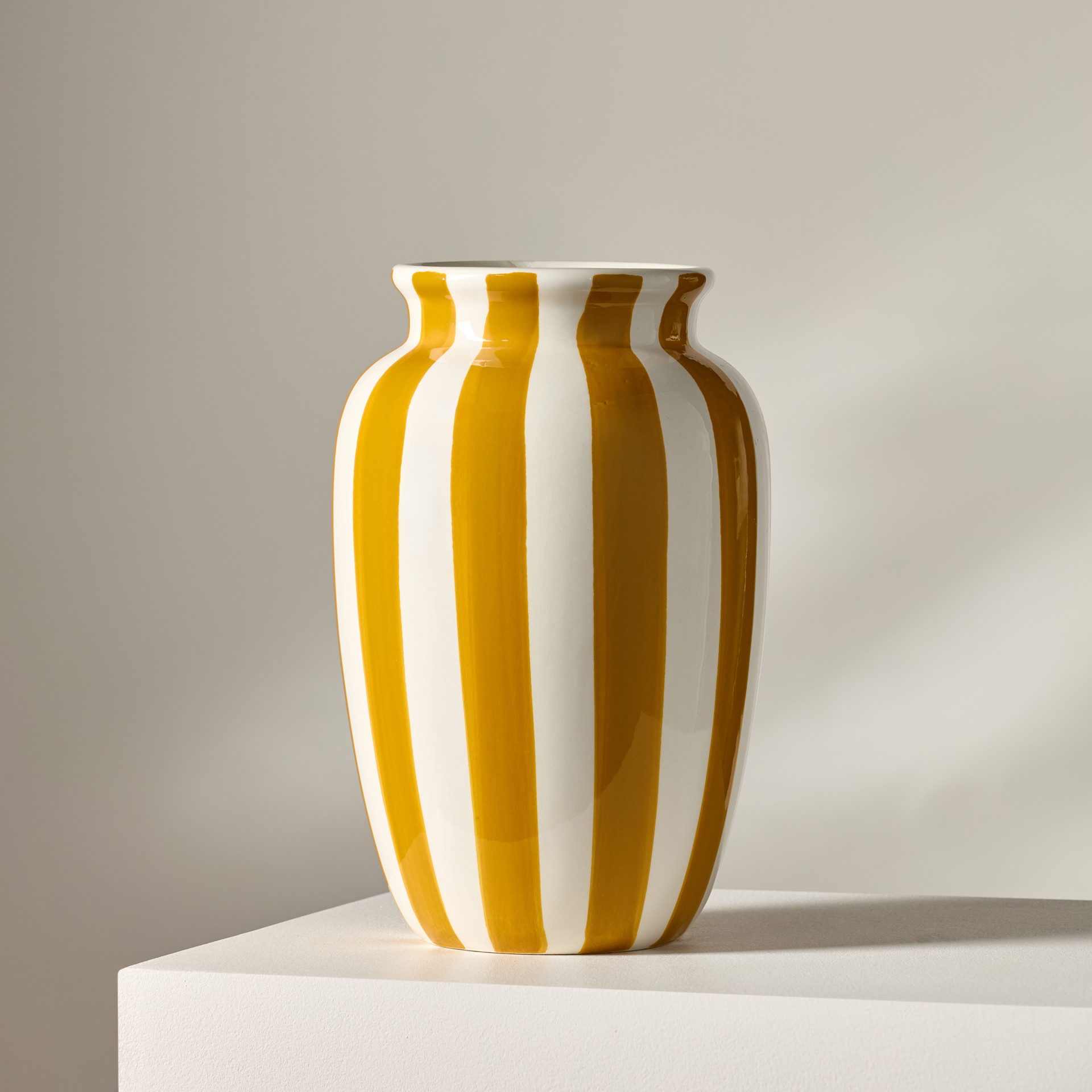 Vase en céramique à rayures Collection privée | Tanguay