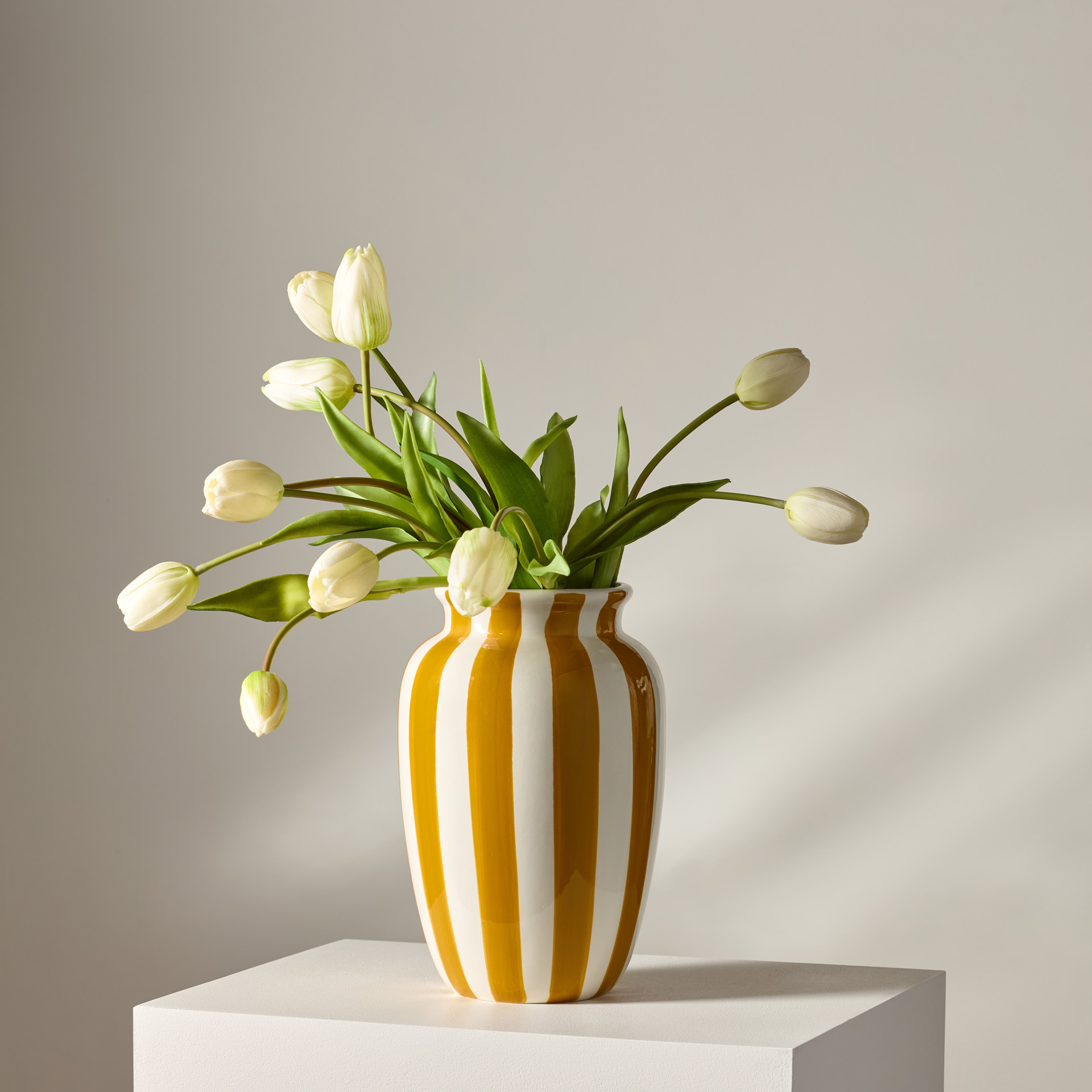 Vase en céramique à rayures Collection privée | Tanguay